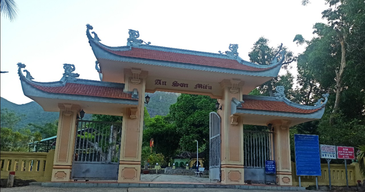 Miếu Bà Phi Yến Pfenice