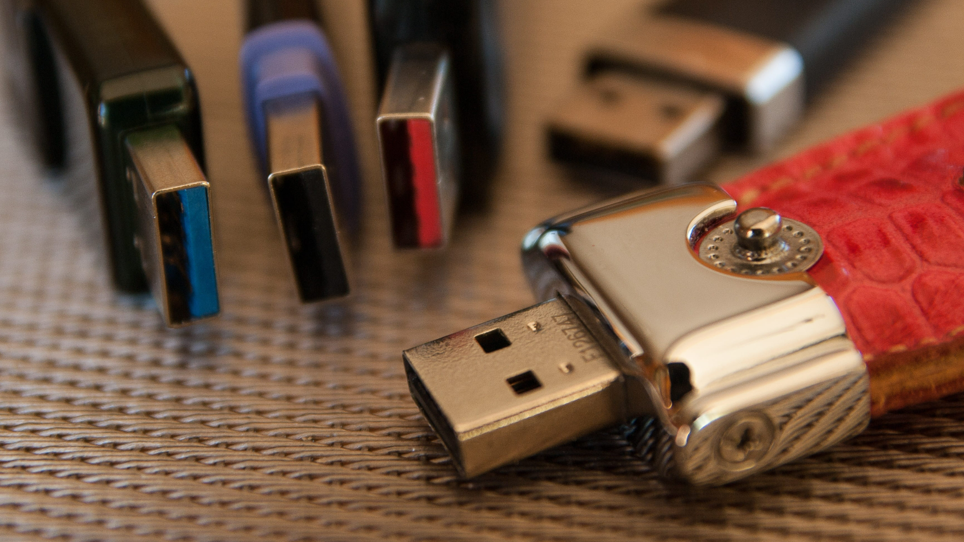 Giải mã ý nghĩa các màu sắc của cổng USB – GEARVN.COM