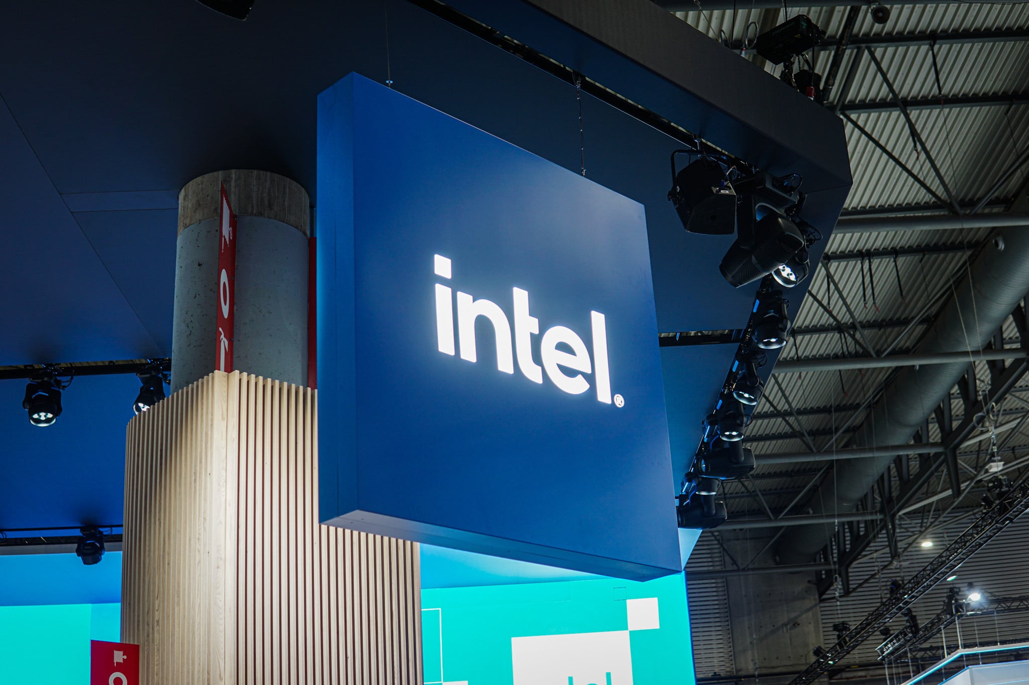 Intel thông báo cắt giảm hơn 15% lao động tái cấu trúc – GEARVN.COM