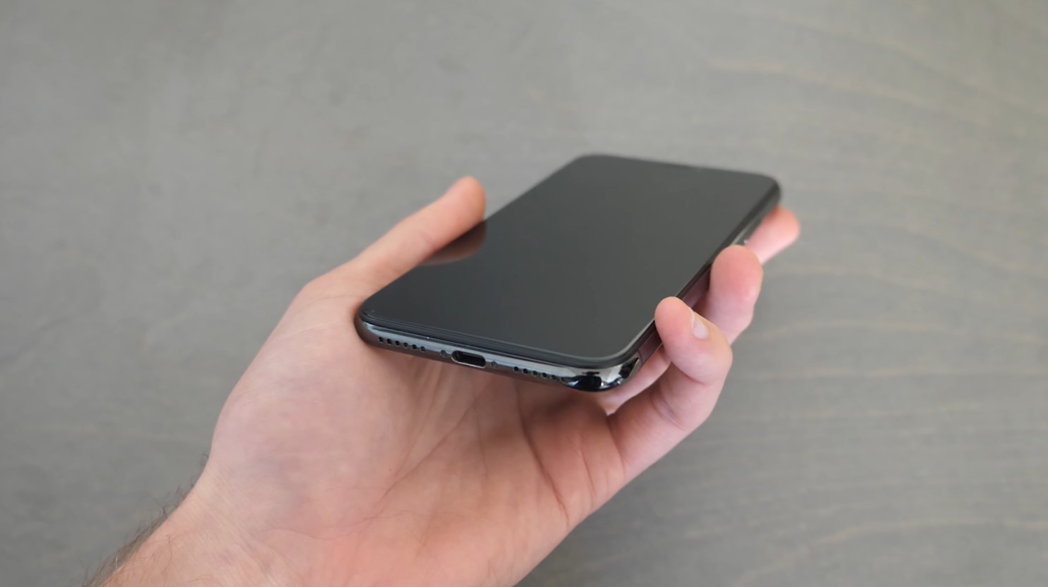 Chiếc iPhone trang bị USB-C đầu tiên trên thế giới được bán đấu giá lê ...