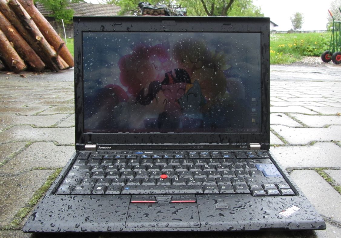 Chia sẻ cảm giác mang laptop ra ngoài trong mùa mưa – GEARVN.COM