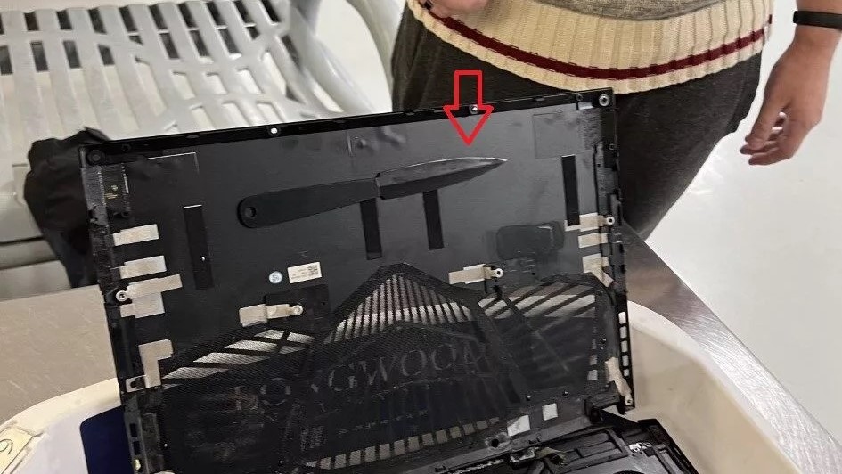 Thanh niên chẻ laptop giấu “kunai” nhưng vẫn không qua được an ninh sâ ...