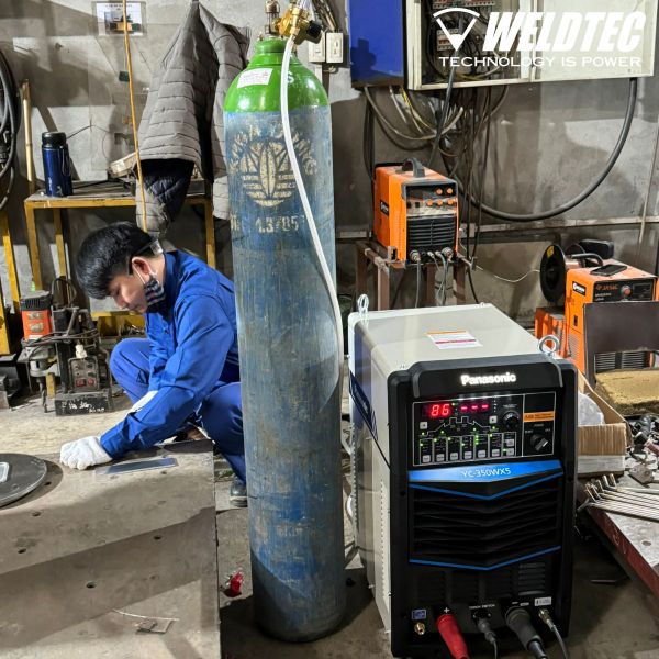 Demo sản phẩm máy hàn Panasonic YC-350WX5 cho khách hàng – Weldtec