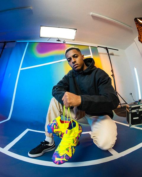 Zapa Corporation phân phối độc quyền toàn cầu giày bóng đá sân cỏ nhân ...