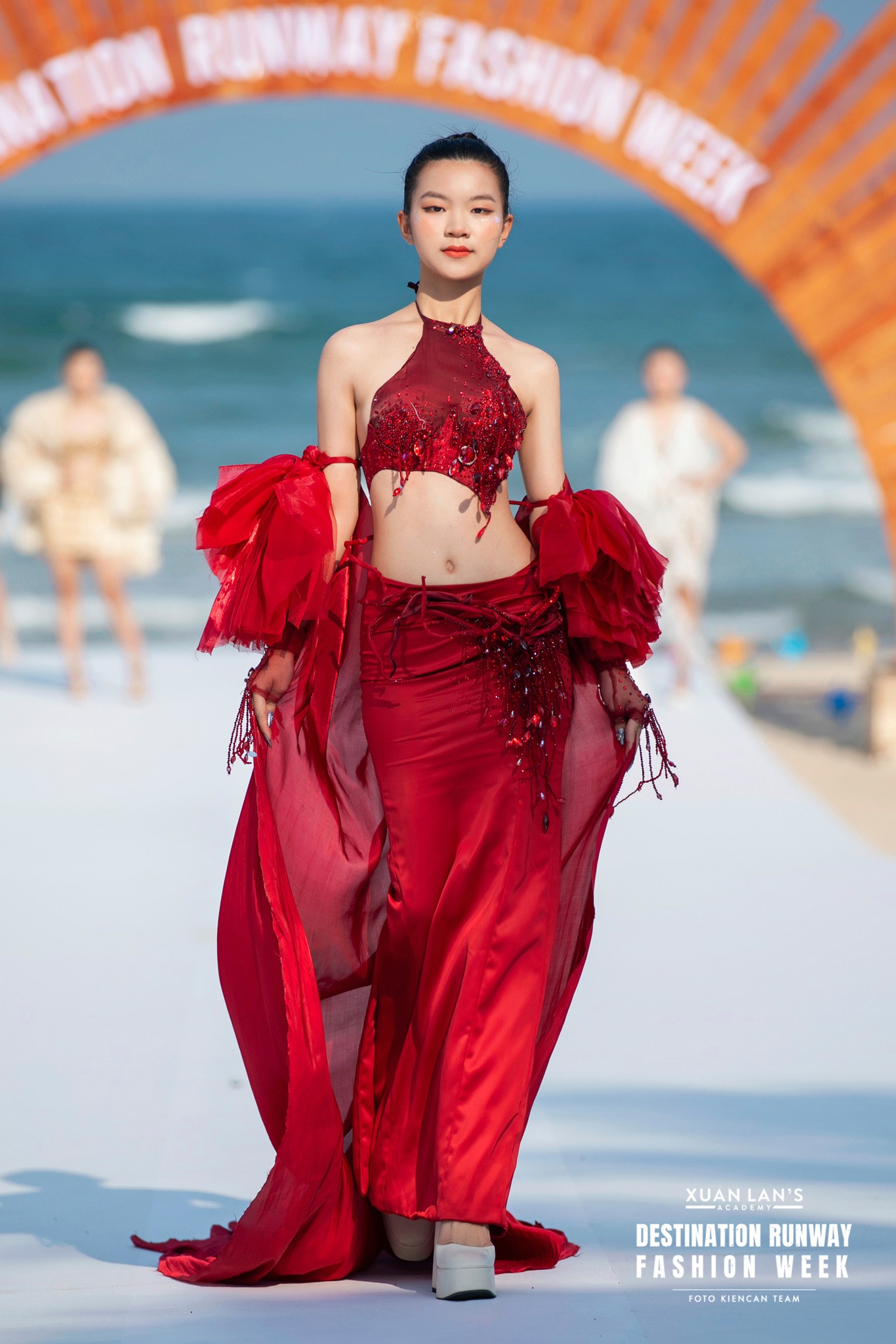 MODEL ALICE - BÙI TRÂM ANH RẠNG RỠ TRONG VAI TRÒ VEDETTE TẠI DESTINATI ...