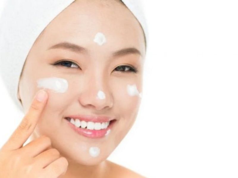 Cách bôi kem chống nắng không bị vệt trắng đơn giản, dễ áp dụng – OVQ ...