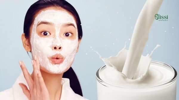 Có nên rửa mặt bằng sữa tươi?