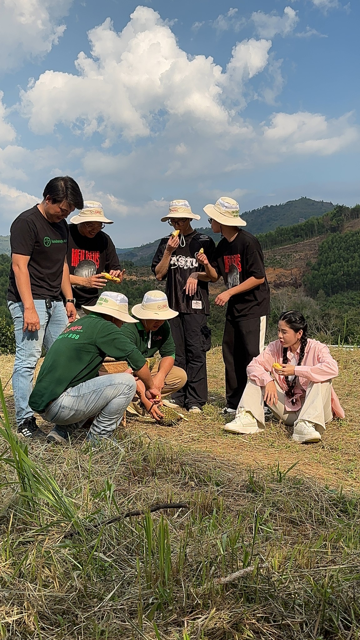 Chuyện chưa kể đằng sau phiên live '5 phút 12 tấn sầu riêng' của Hằng ...