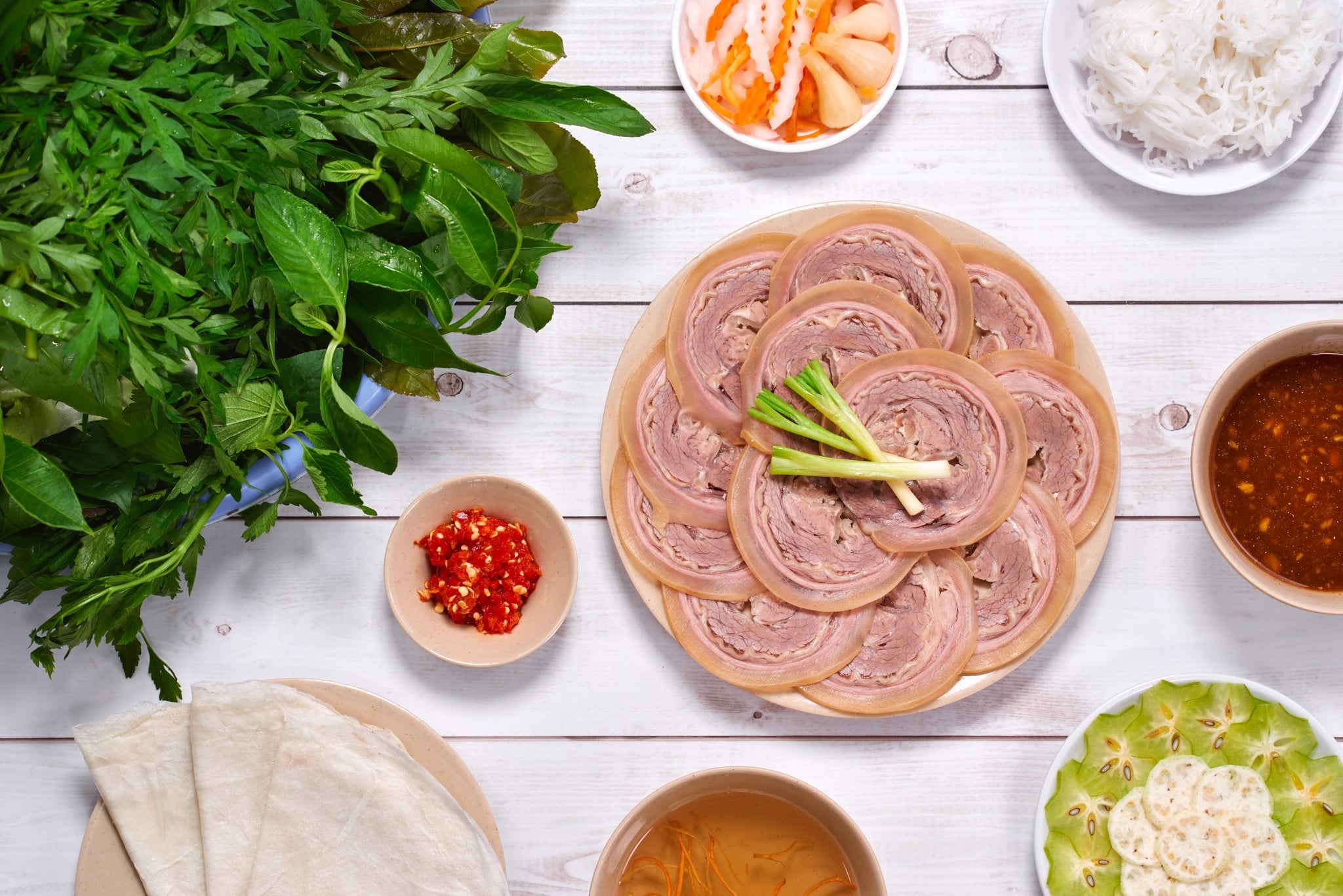 Bò Tơ Cuốn Rau Rừng – HOÀNG TY GROUP