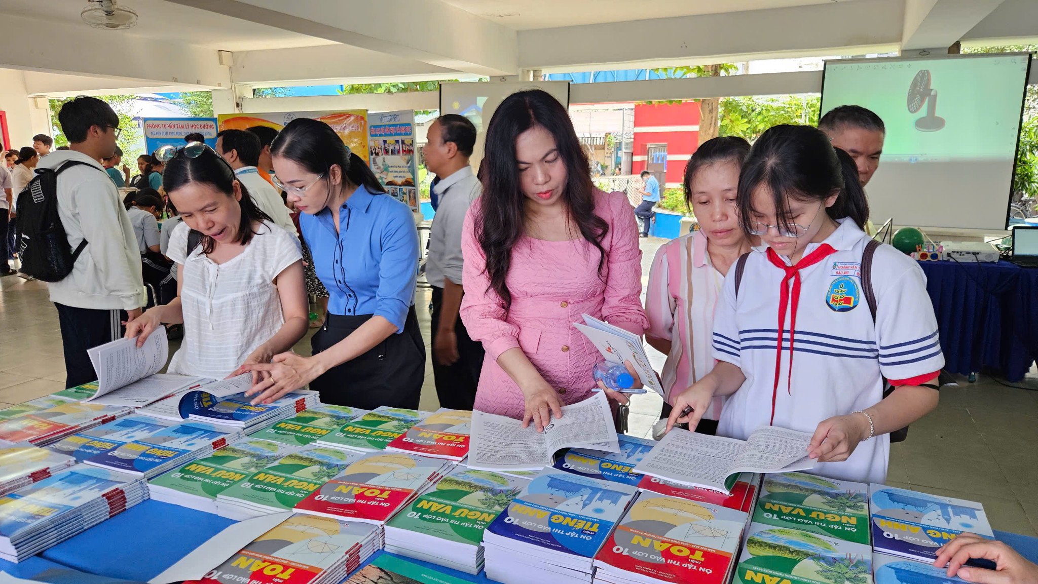 Ngày hội tư vấn tuyển sinh vào lớp 10 tại Trường THPT Nguyễn An Ninh – SOBEE BOOKS